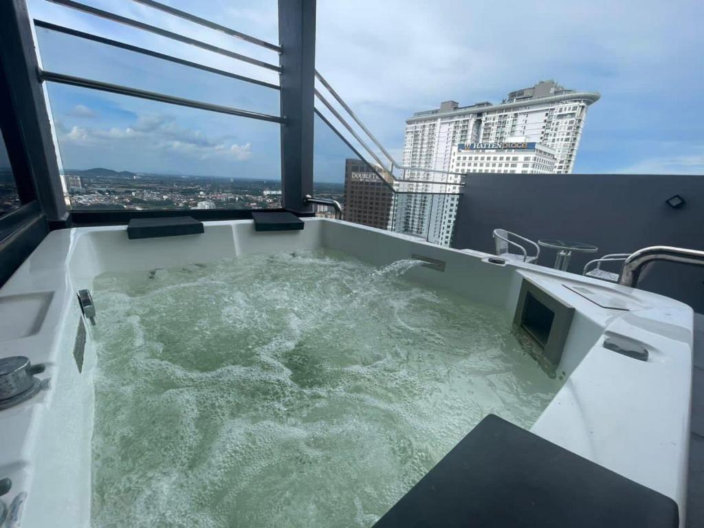 Imperio Residence Melaka - Private Jacuzzi with Seacityview stay with ...
