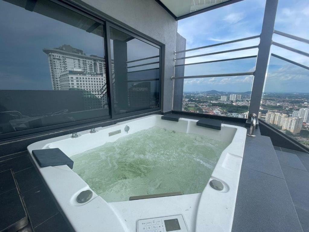 Imperio Residence Melaka - Private Jacuzzi with Seacityview stay with ...