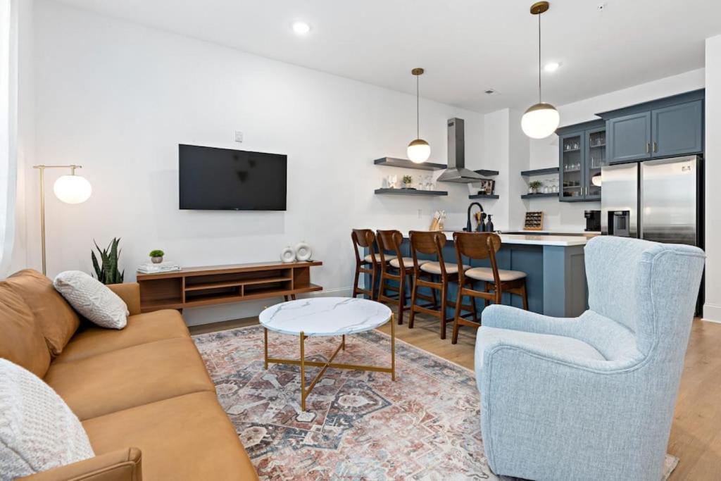 Chic 5 Bed, 2 Bedroom Free Parking - 3 miles to Broadway, Nashville ...