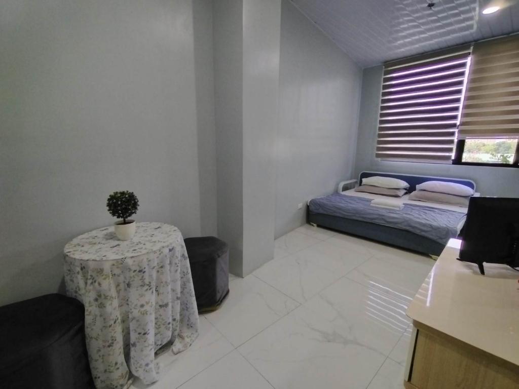 Quirino Hub hotel room with Netflix (402-b), Davao City (updated prices ...