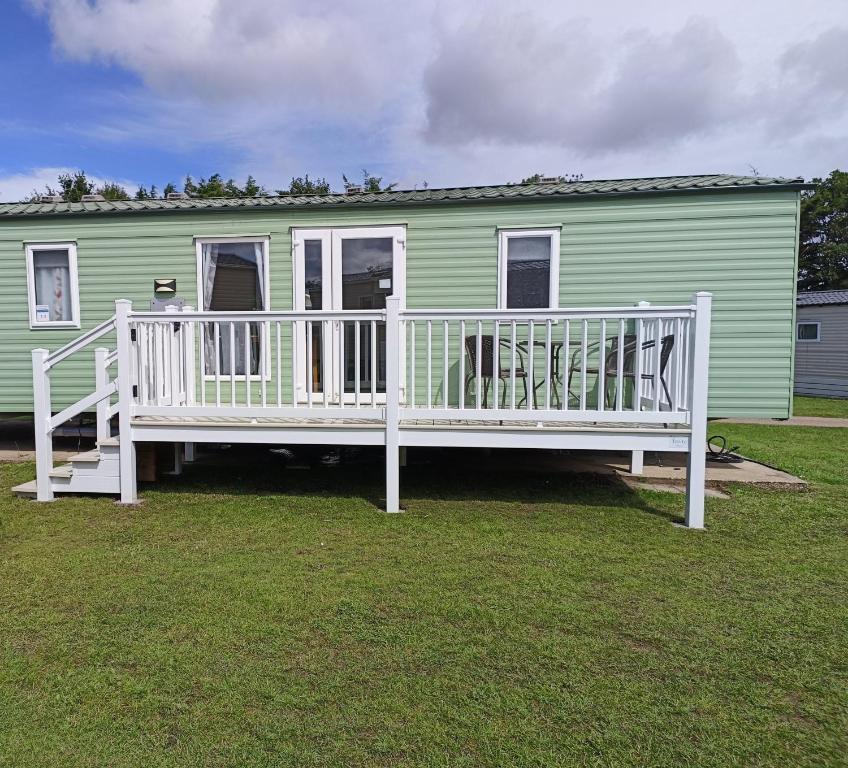 Lovely 8 Berth Caravan With Decking At Breydon Water Holiday Park Ref ...