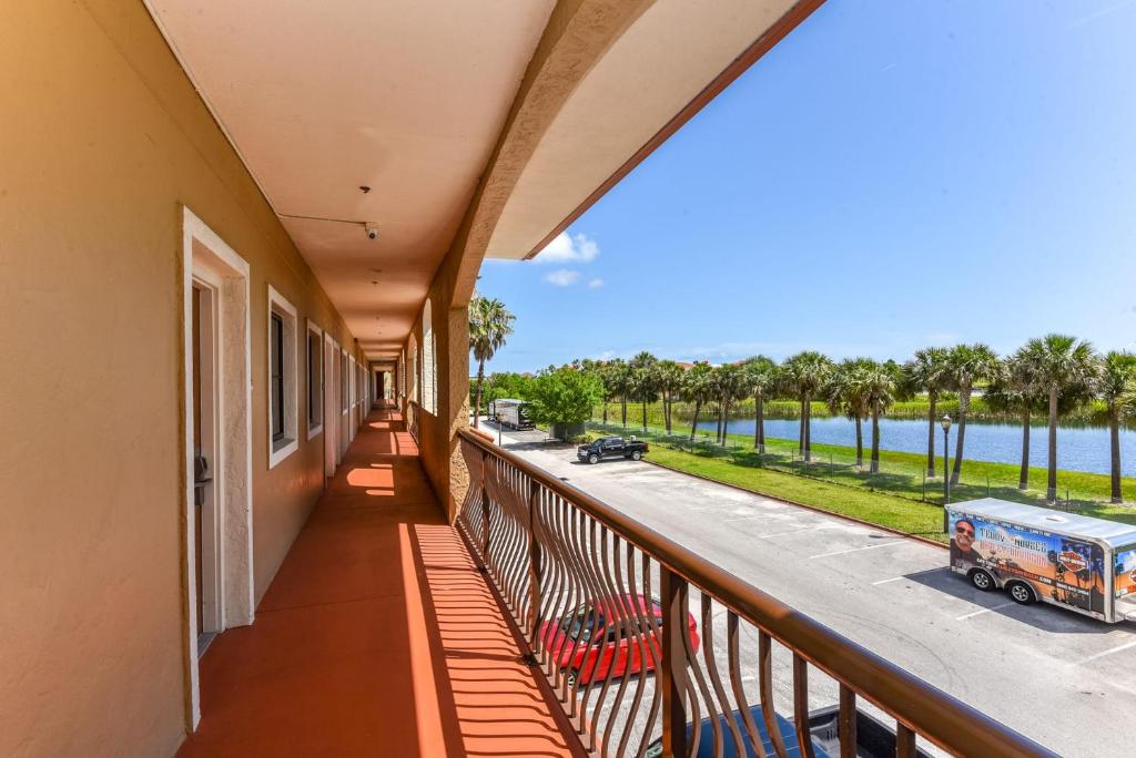NEW Lakeview Condos Onsite Pool Speedway 13 miles (USA Ormond Beach ...