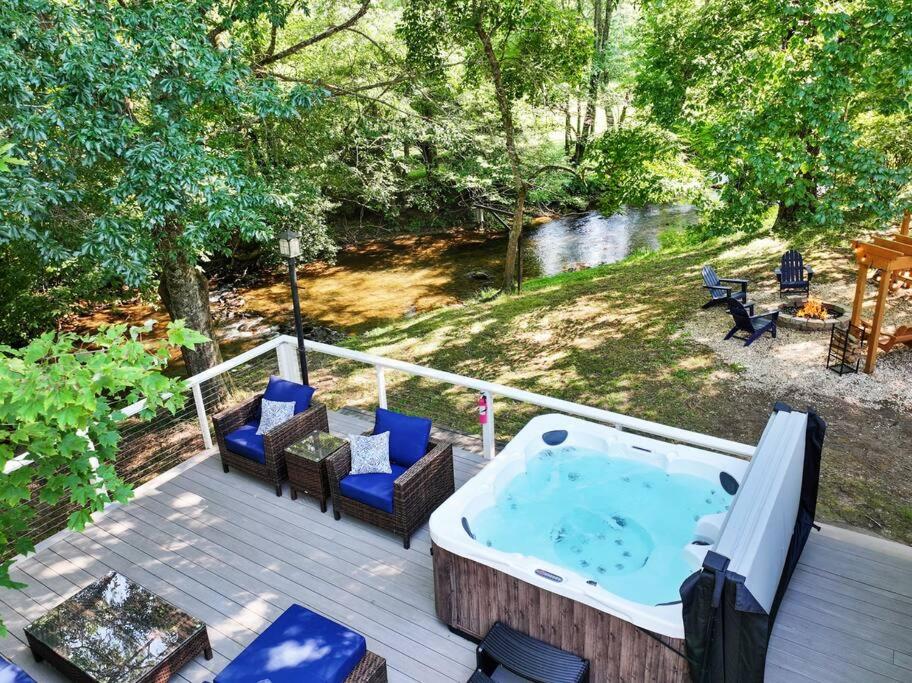 Creekfront! Amazing Views, hot tub, fire pit, huge deck, Blue Ridge (updated prices 2024)