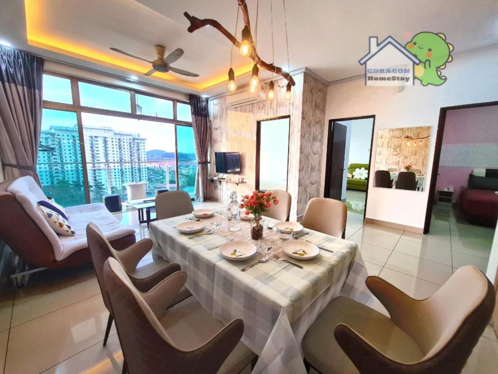 Palazio 3 bedroom balcony lake view high floor by GDRAGON HomeStay ...