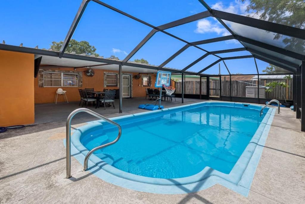 Inviting 7-Bedroom home - Private screened pool, Tampa (updated prices ...
