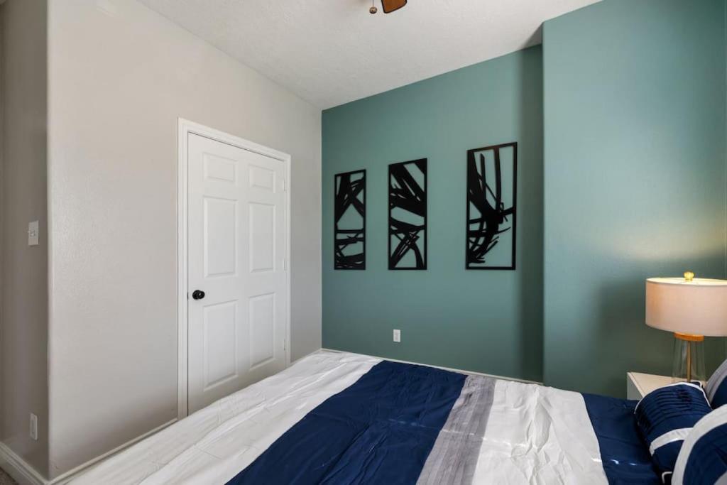 Modern 3 Bedroom with 85 Inch TV, Houston (updated prices 2025)