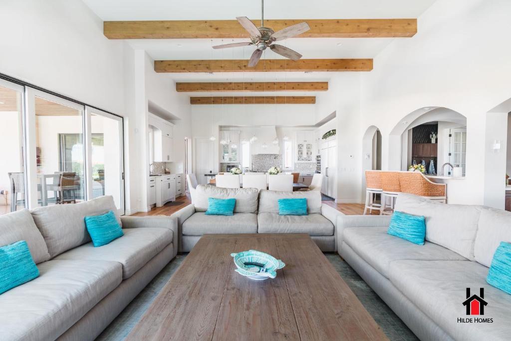 Villa Epic Escape Pool Jacuzzi Gym Office Movie Room (USA Cave Creek ...