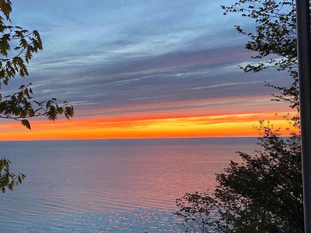 Sunset Serenity - INCREDIBLE HOME ON LAKE BLUFF!, Frankfort (updated ...