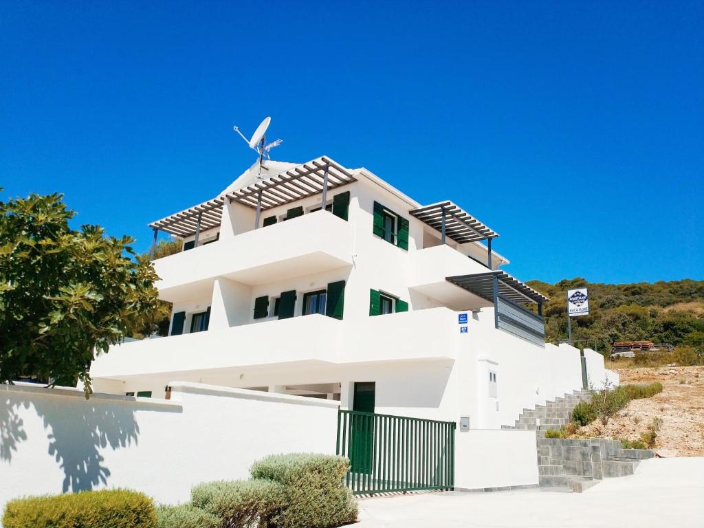 Apartments by the sea Milna, Vis - 21184, Vis (updated prices 2025)