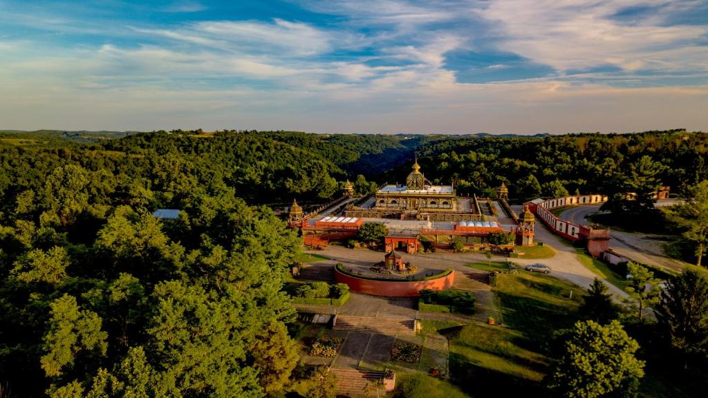 Giriraja Ashraya, Moundsville (updated prices 2024)