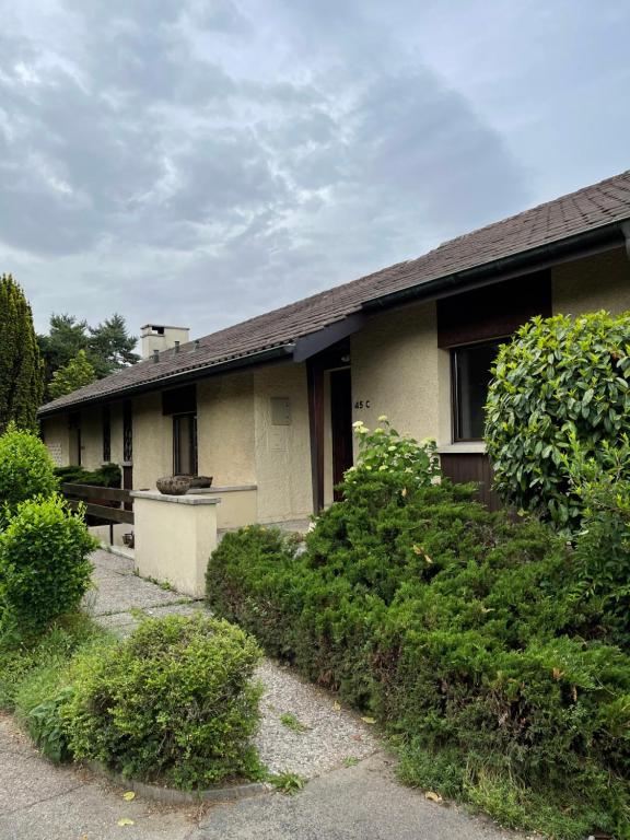 5 rooms in the same villa with free parking, Geneva (updated prices 2025)