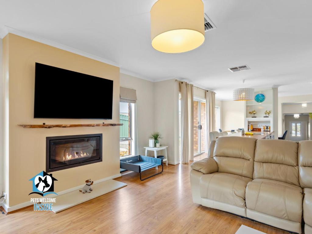 Sweeping Ocean Views 4BR on One Acre, Encounter Bay (updated prices 2026)