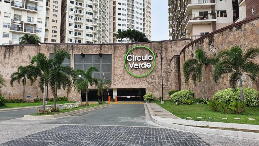 Urban getaway in Circulo Verde 1-BR with balcony w/ parking, Manila ...