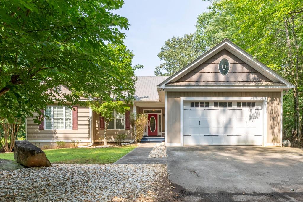 LAKE HOUSE overlooking lake lanier, Oscarville (updated prices 2024)