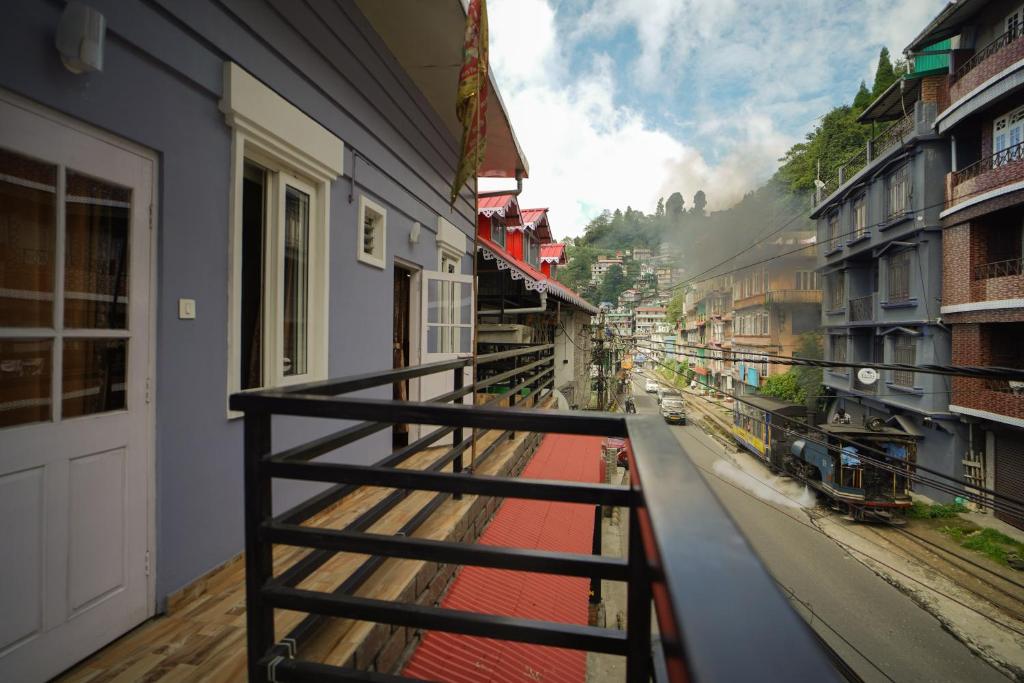 Hotel Hill Queen near Sherpa Gumba Darjeeling Mall 5 Min Couple ...