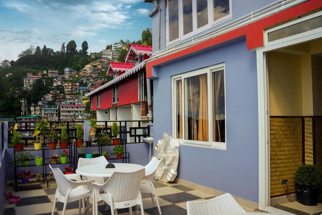 Hotel Hill Queen near Sherpa Gumba Darjeeling Mall 5 Min Couple ...