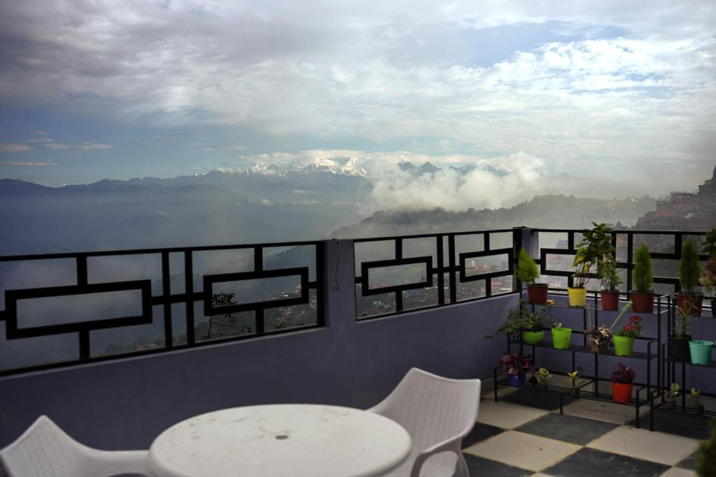 Hotel Hill Queen near Sherpa Gumba Darjeeling Mall 5 Min Couple ...
