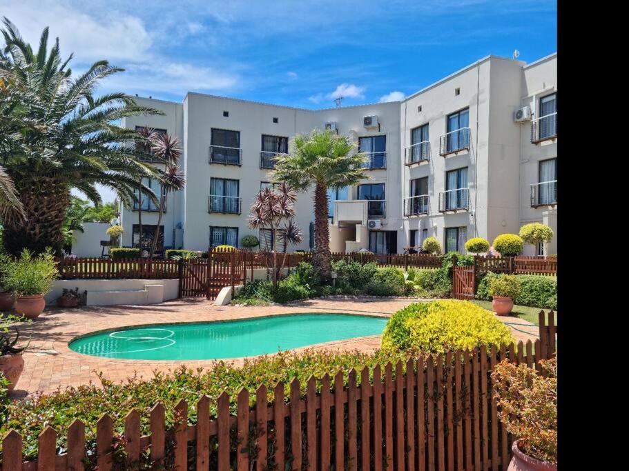 Seabreeze, sleeps 4, Central - Sea view, Gordonʼs Bay (updated prices 2025)