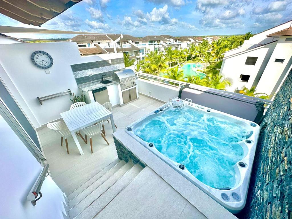 NEW Luxury Penthouse with Jacuzzi, BBQ and 4 Free private beach passes ...