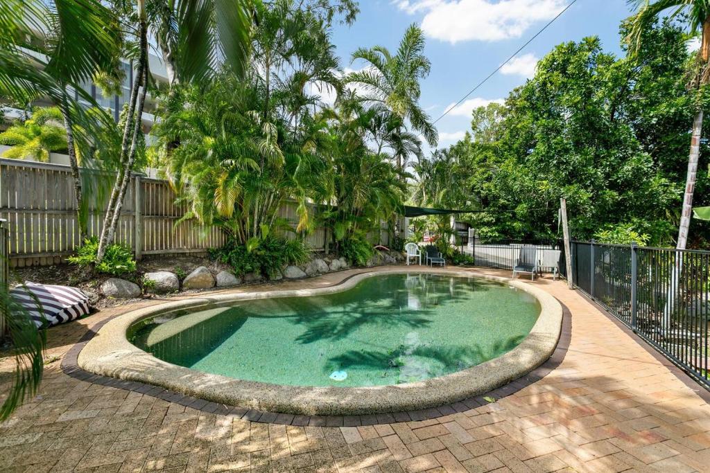 Tropical Cove at Trinity Beach with Lagoon Pool, Trinity Beach (updated ...