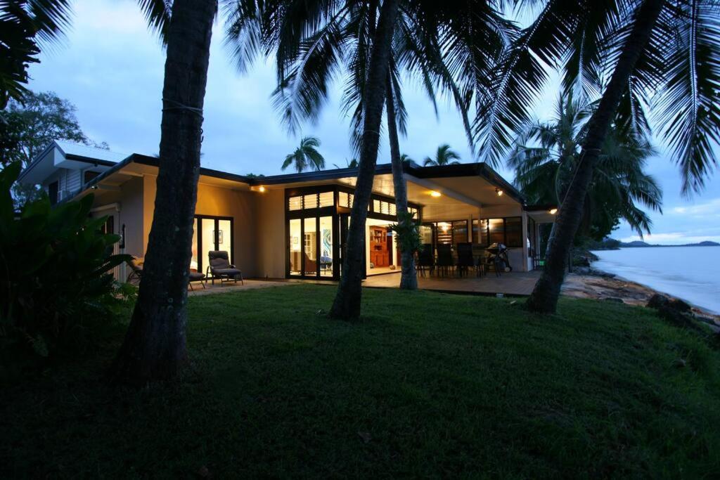 Sandcastle Retreat - Absolute Cairns beachfront, Machans Beach ...