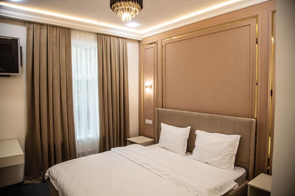 Lev Tolstoy, Samarkand (updated prices 2025)