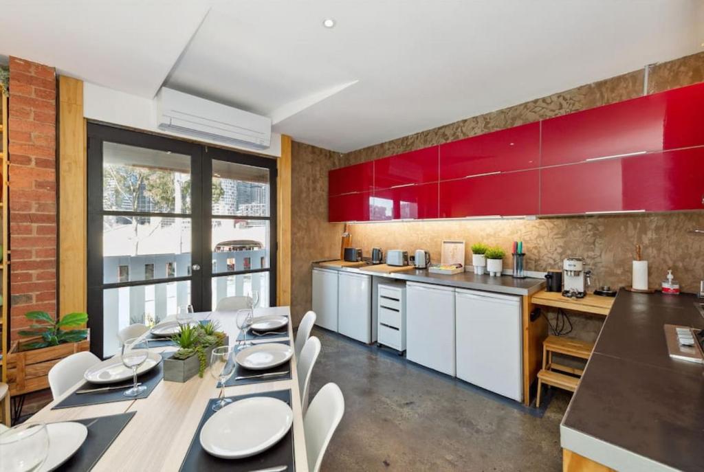 Conveniently Located 6 BR Unit, Melbourne (updated prices 2025)