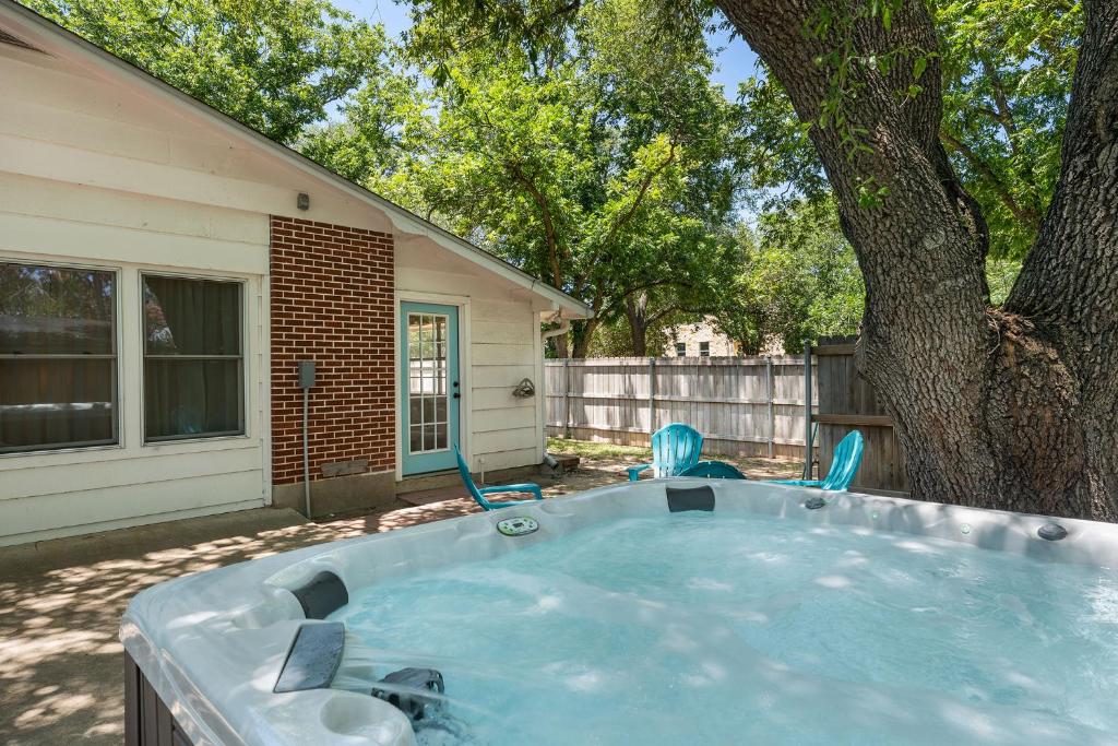 Heart Haus-Hot Tub-5 Bks to Main, Fredericksburg (updated prices 2025)