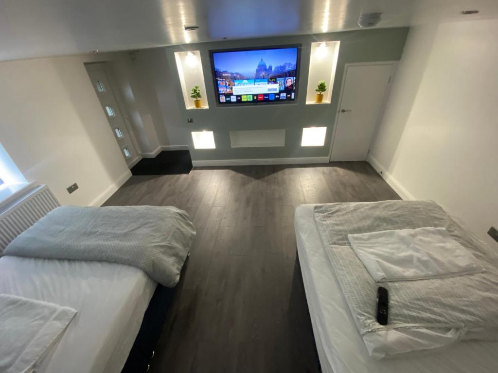 ENTIRE MODERN HOUSE, Elland – Updated 2024 Prices