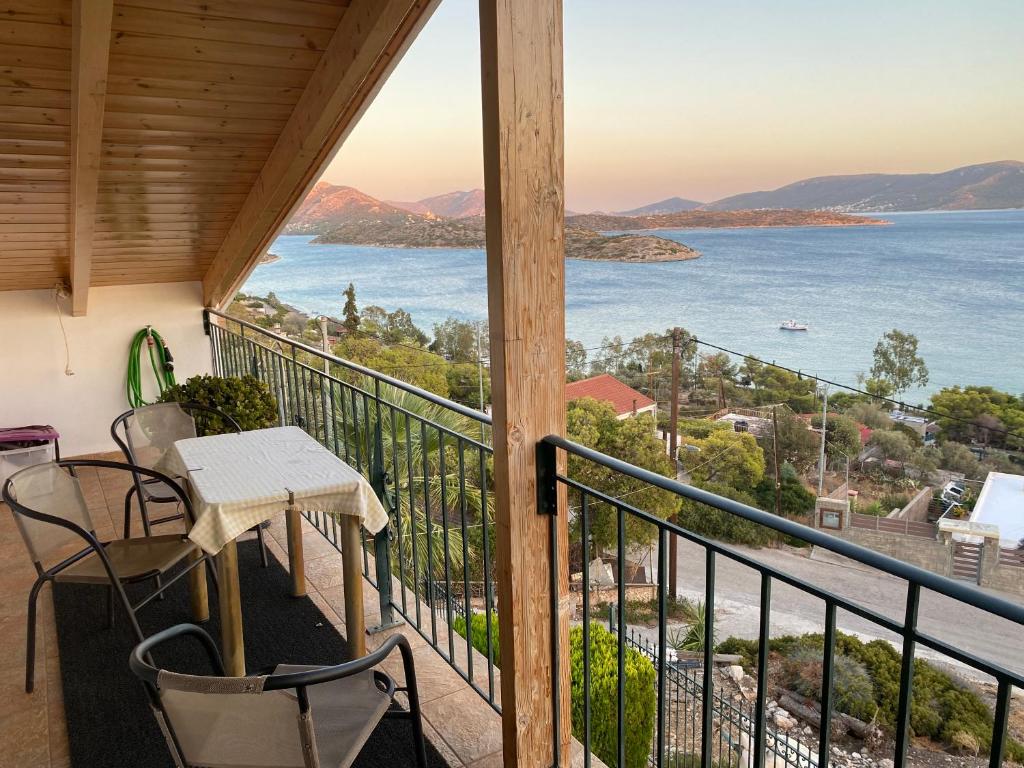 Travel guide Megara, Greece - Where to Sleep & Things to Do