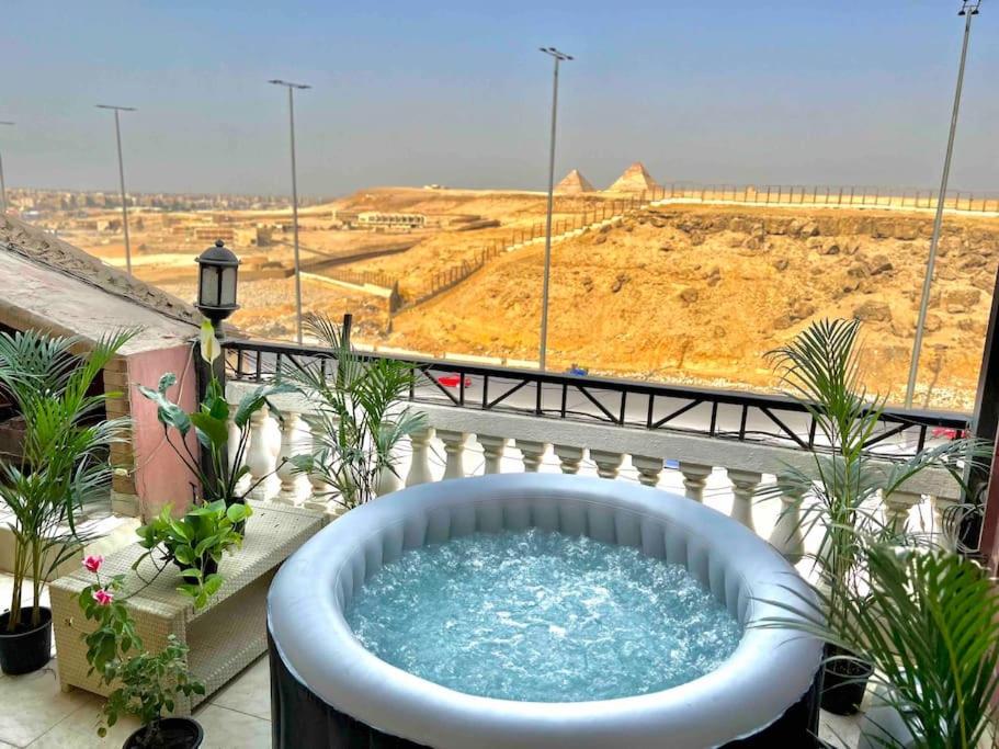 Private jacuzzi Roof studio w/amazing Pyramids v, ‘Ezbet `Abd el-Ḥamîd ...