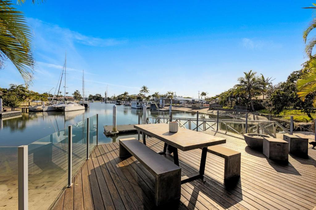 Hampton Beach House on the Waterfront, Buddina (updated prices 2024)