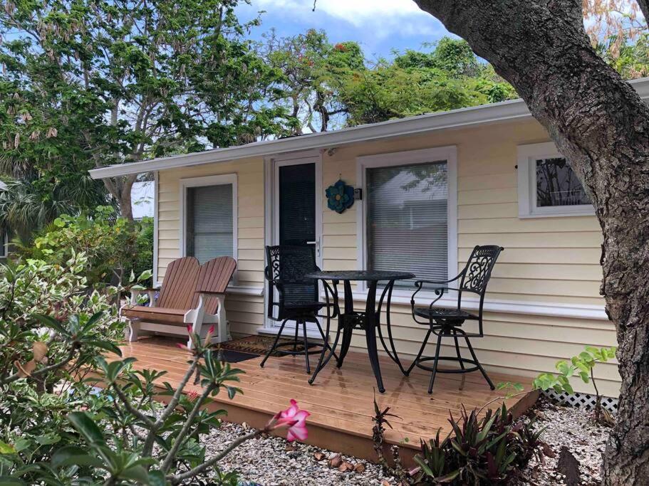 ***Bermuda-esque Island Cottage! Steps to Sand!***, Longboat Key ...