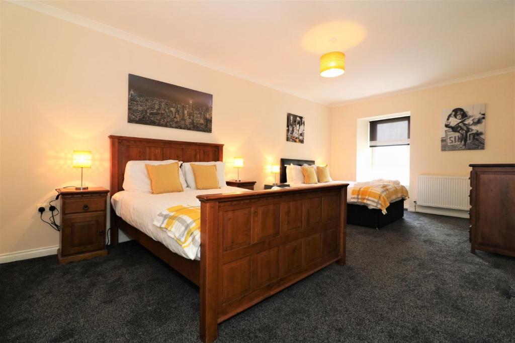 Signature - Kirkhill House, Kirkmuirhill (updated prices 2024)