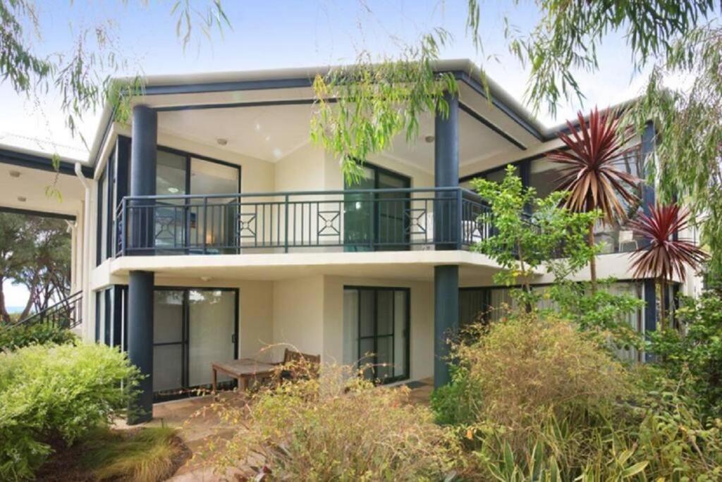 Beachside Bliss - Unit 7 At Cape View Resort - Broadwater