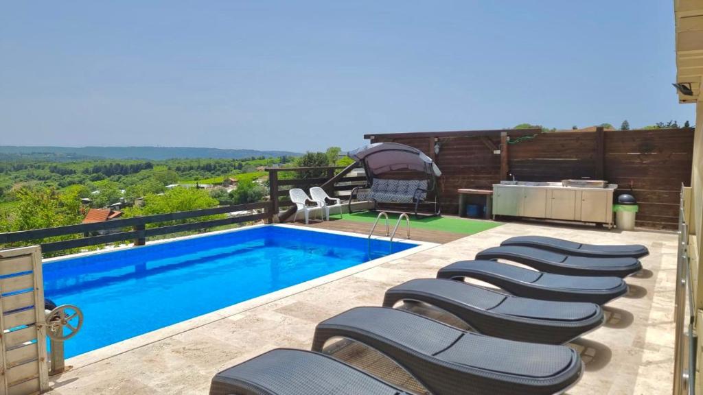 וילה4אס, Elqosh (updated prices 2025)