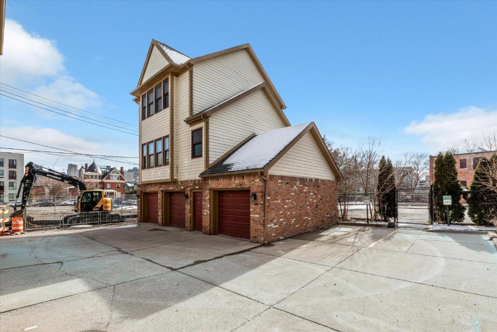 The Lumber Baron's Mansion: 2 King Suites, 2.5BA + Gym, Detroit ...