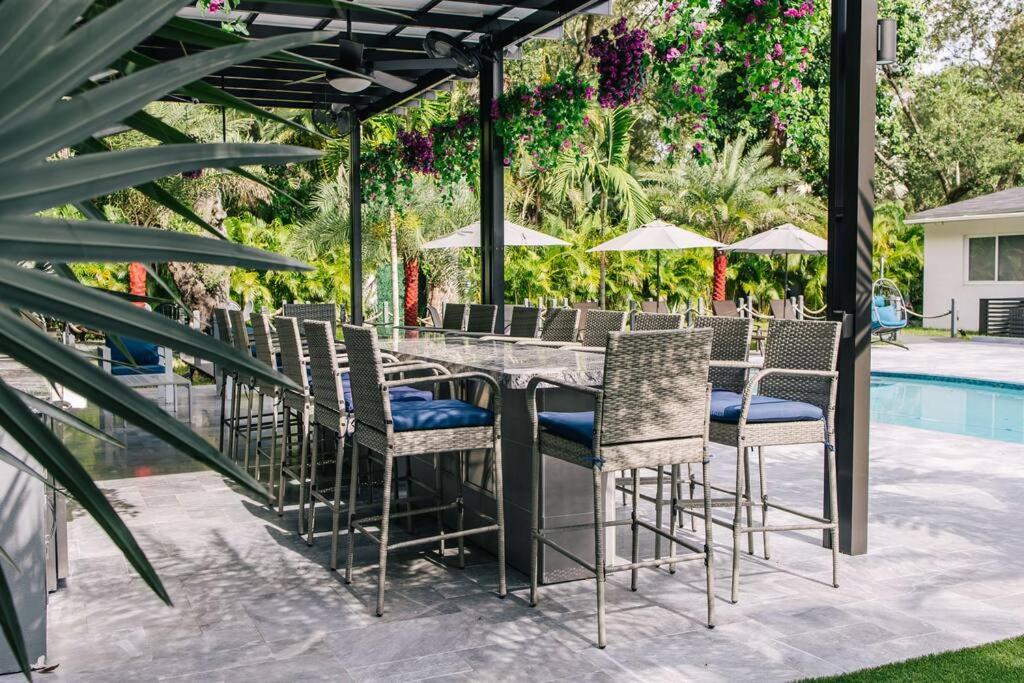 Stylish backyard + Outdoor bar + Pergola w/ games, Miami – Updated 2023 ...