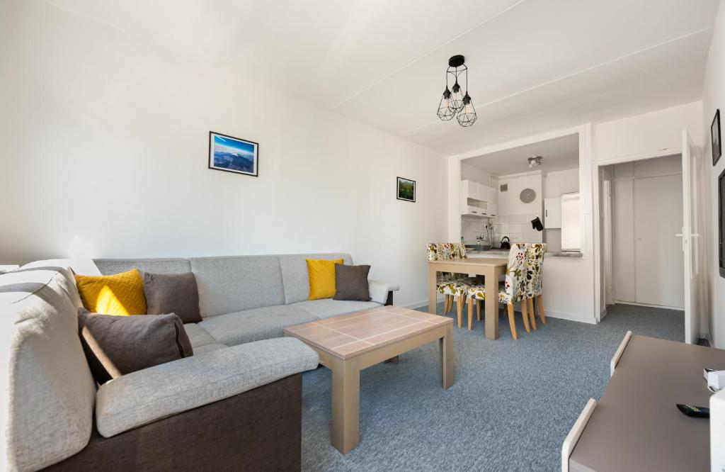 Rondo ONZ City View Apartment by BookingHost, Warsaw (updated prices 2025)