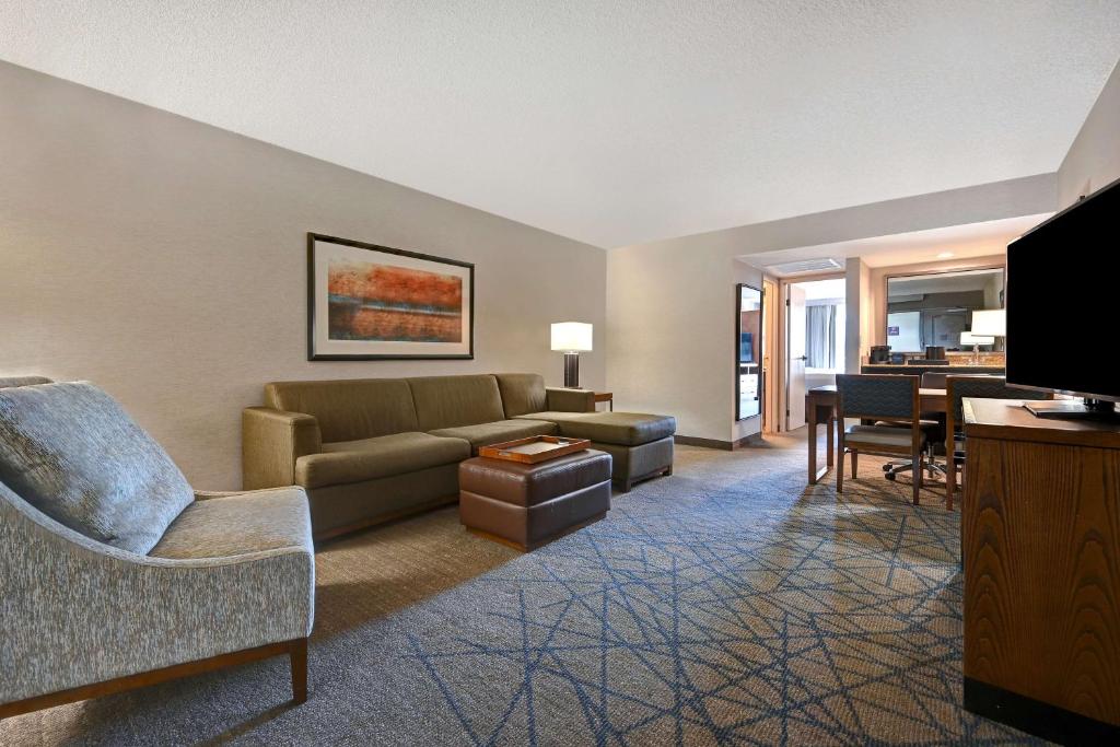 Embassy Suites by Hilton Colorado Springs, Colorado Springs (updated ...