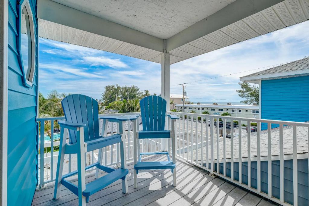 3 Bedrooms with Gulf Views Unit A Steps Away From Beach villa - Longboat Key, FL