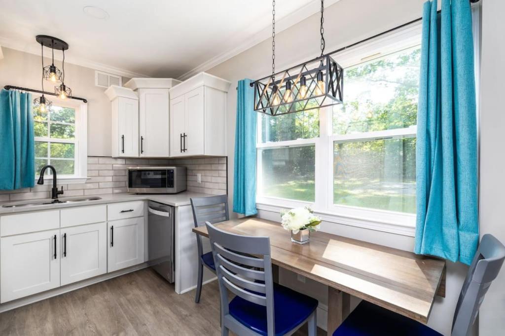 Quietude Place, Stylish 2 Bedroom House with Full Kitchen, High Point ...