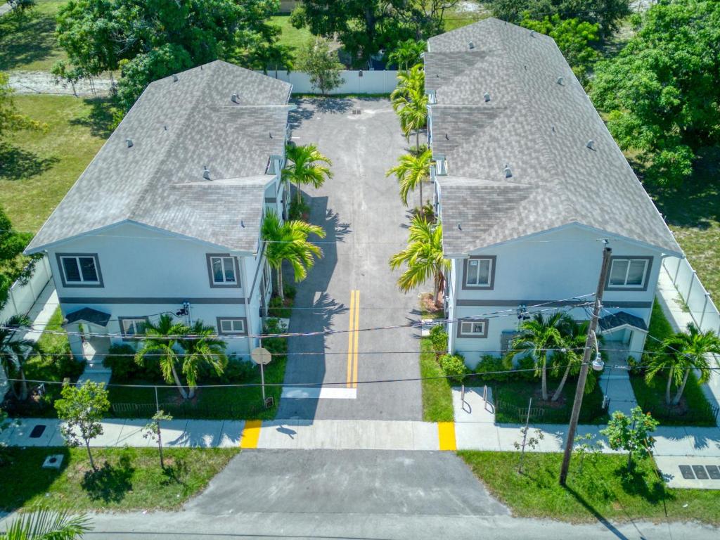 Sistrunk Shades Entire Compound 5 Homes 50 Guests, Fort Lauderdale ...