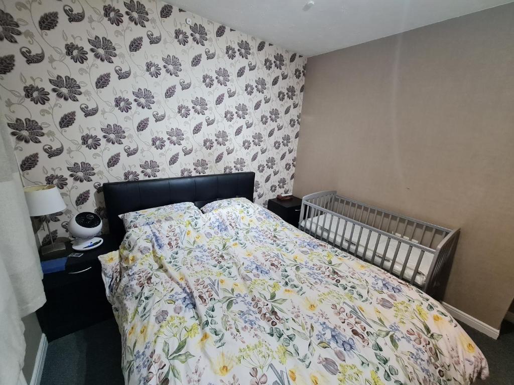 Master Bedroom in Cottage Flat, Newarthill (precios actualizados 2024)