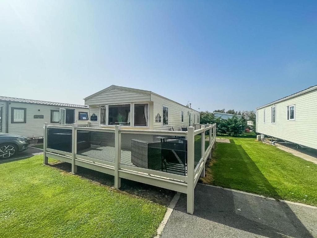 8 Berth Caravan With Decking At Skipsea Sands Holiday Park Ref 41037b ...