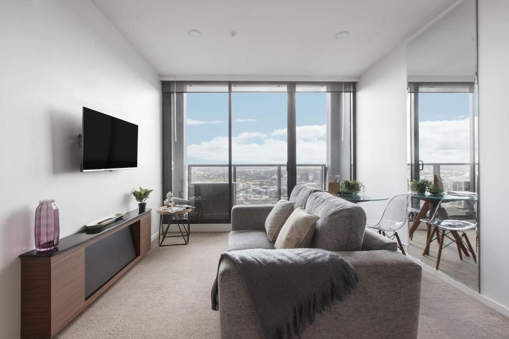 Stylish Studio on 28th Floor with Panoramic Views, Melbourne (updated ...