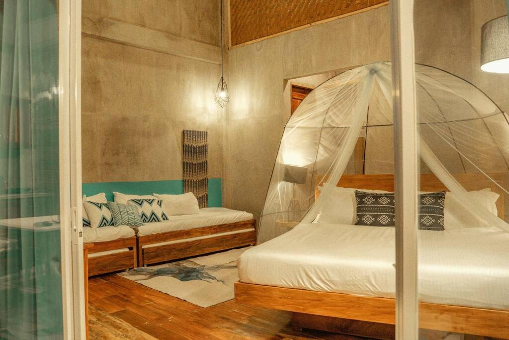 The Verge Beachfront King Bed Pool Villa Only 12 Minutes to Kawasan ...
