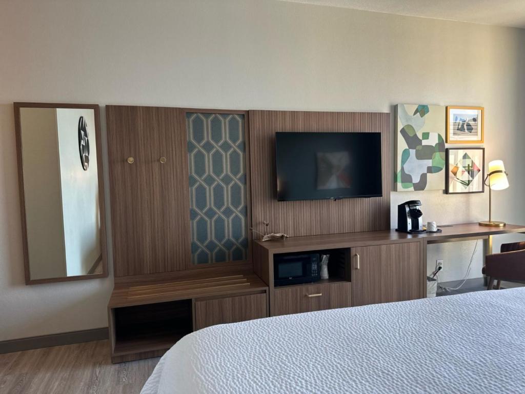 Holiday Inn Roanoke - Tanglewood Route 419 & I 581 by IHG, Roanoke ...