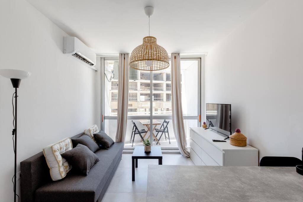 Cosy apartment on the beach, Bat Yam (updated prices 2025)