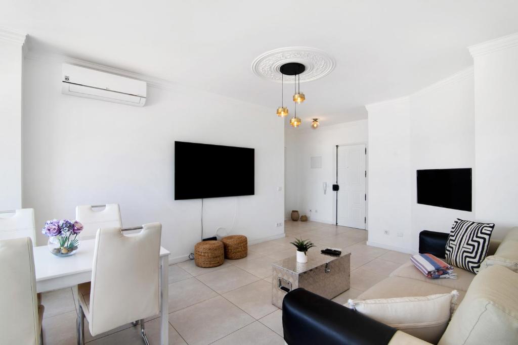 Lindo T2 com vista mar, Quarteira (updated prices 2025)